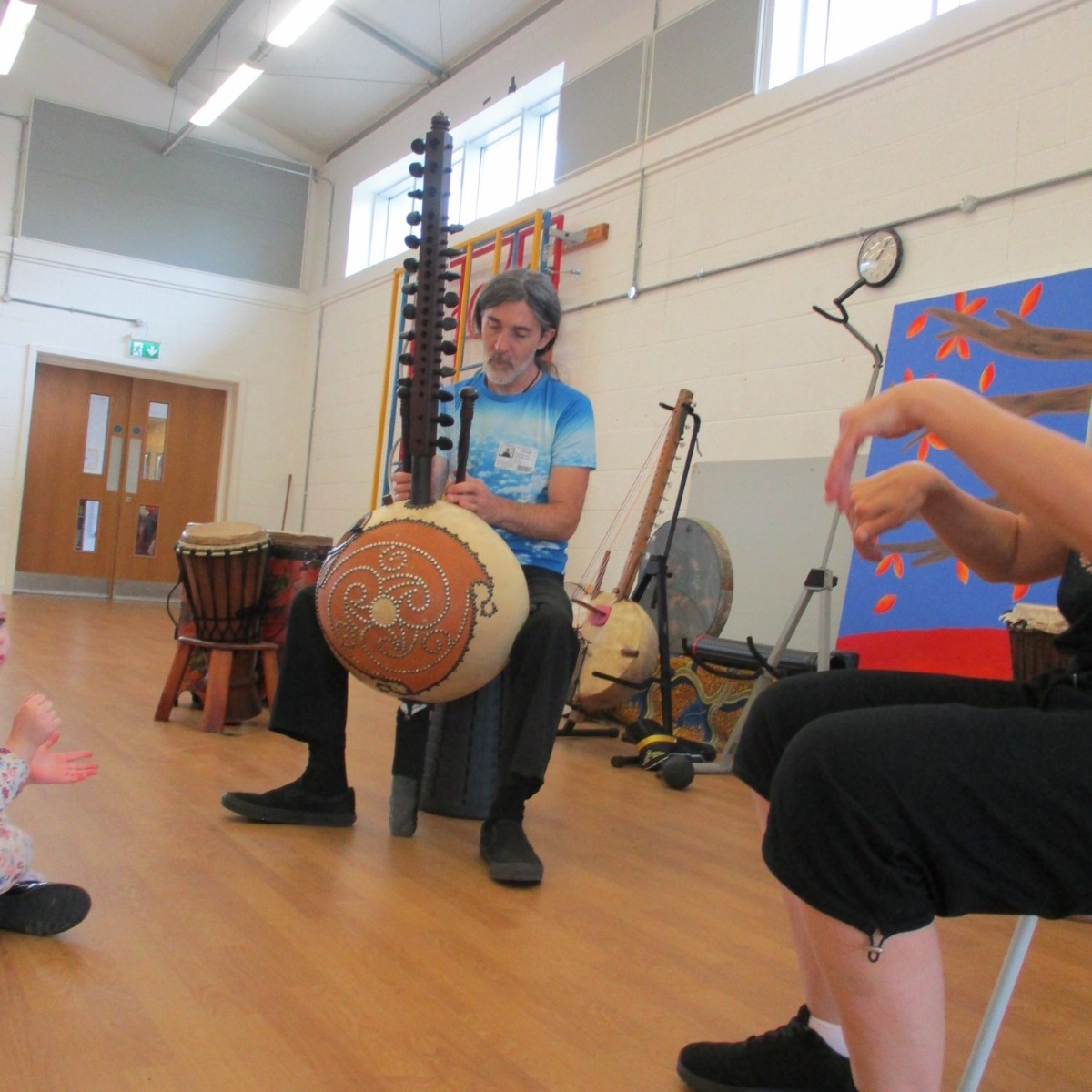 Feltham Hill Infant and Nursery School - Earthsong visit the Nursery